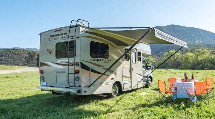 Campers Cruise America en Road Bear RV